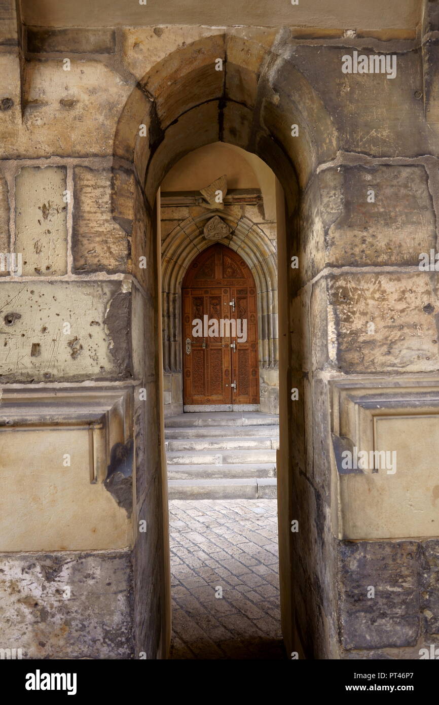Medieval keyhole window hi-res stock photography and images - Alamy
