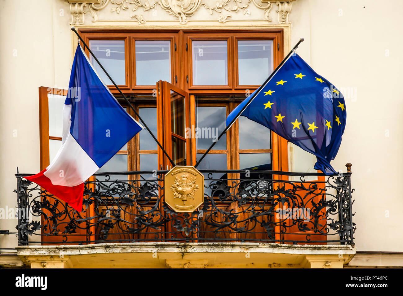 French flag outside embassy hi-res stock photography and images - Alamy