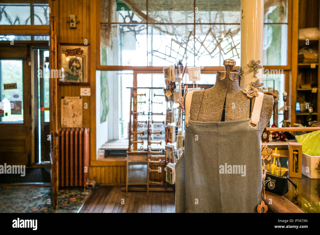 General store canada hi-res stock photography and images - Alamy