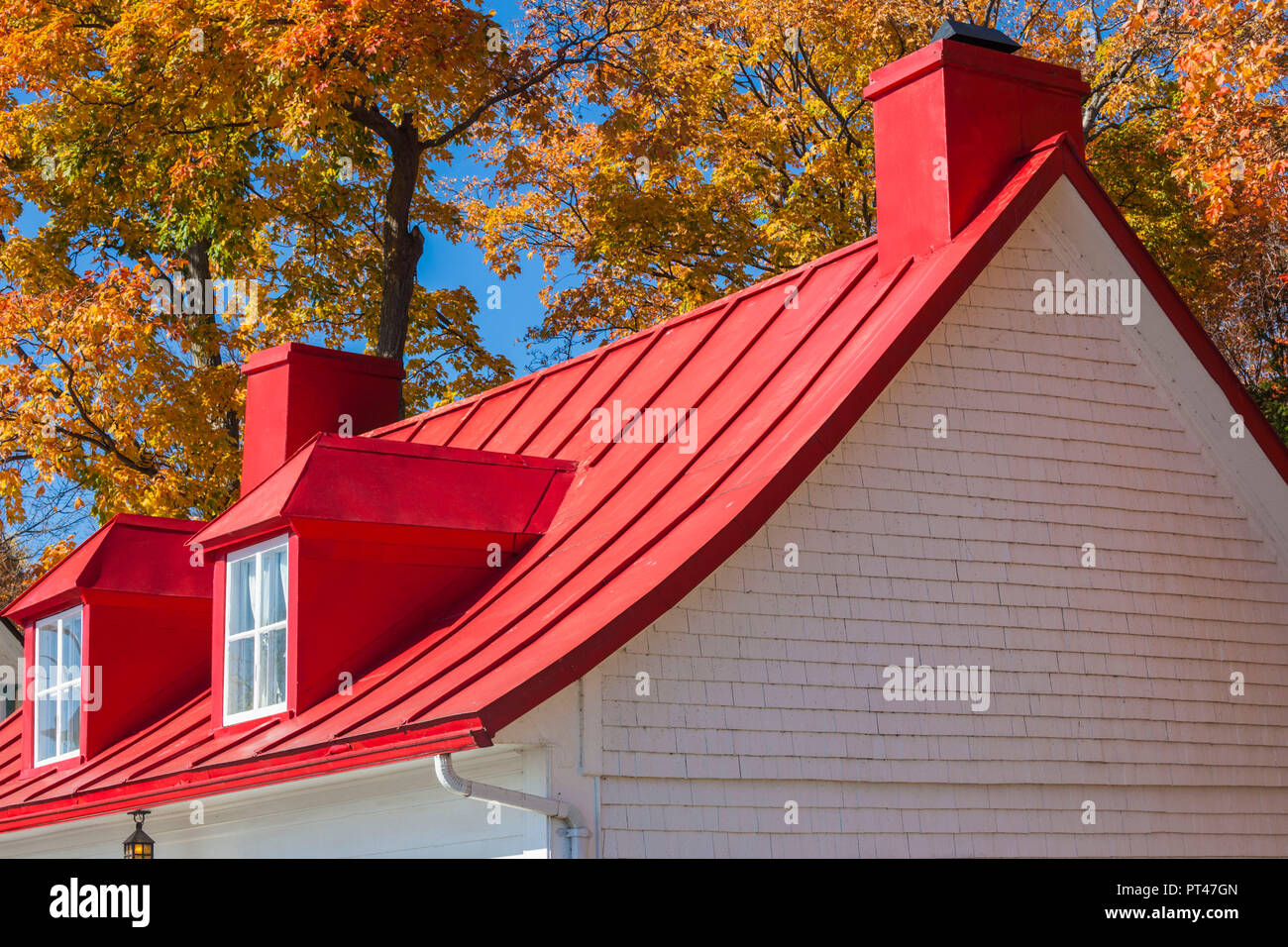 Quebec traditional houses hi-res stock photography and images - Alamy