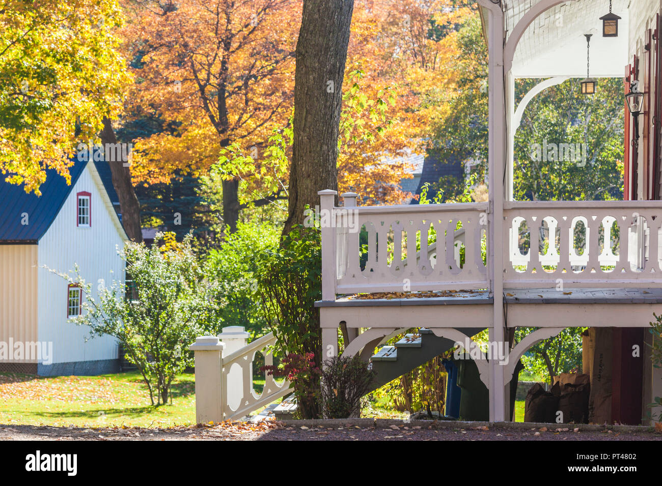 Traditional canadian house hi-res stock photography and images - Alamy