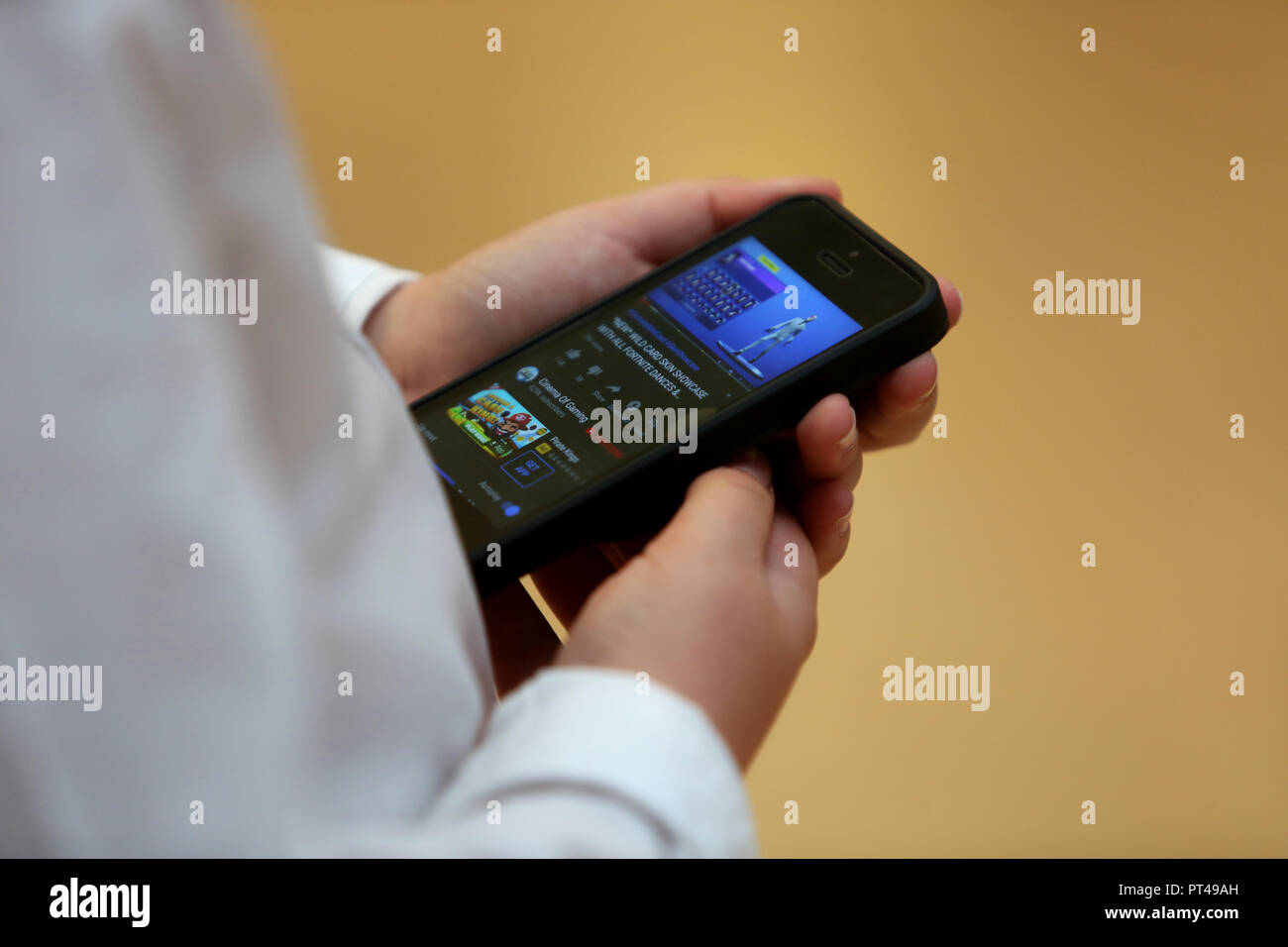 Fortnite logo hi-res stock photography and images - Alamy