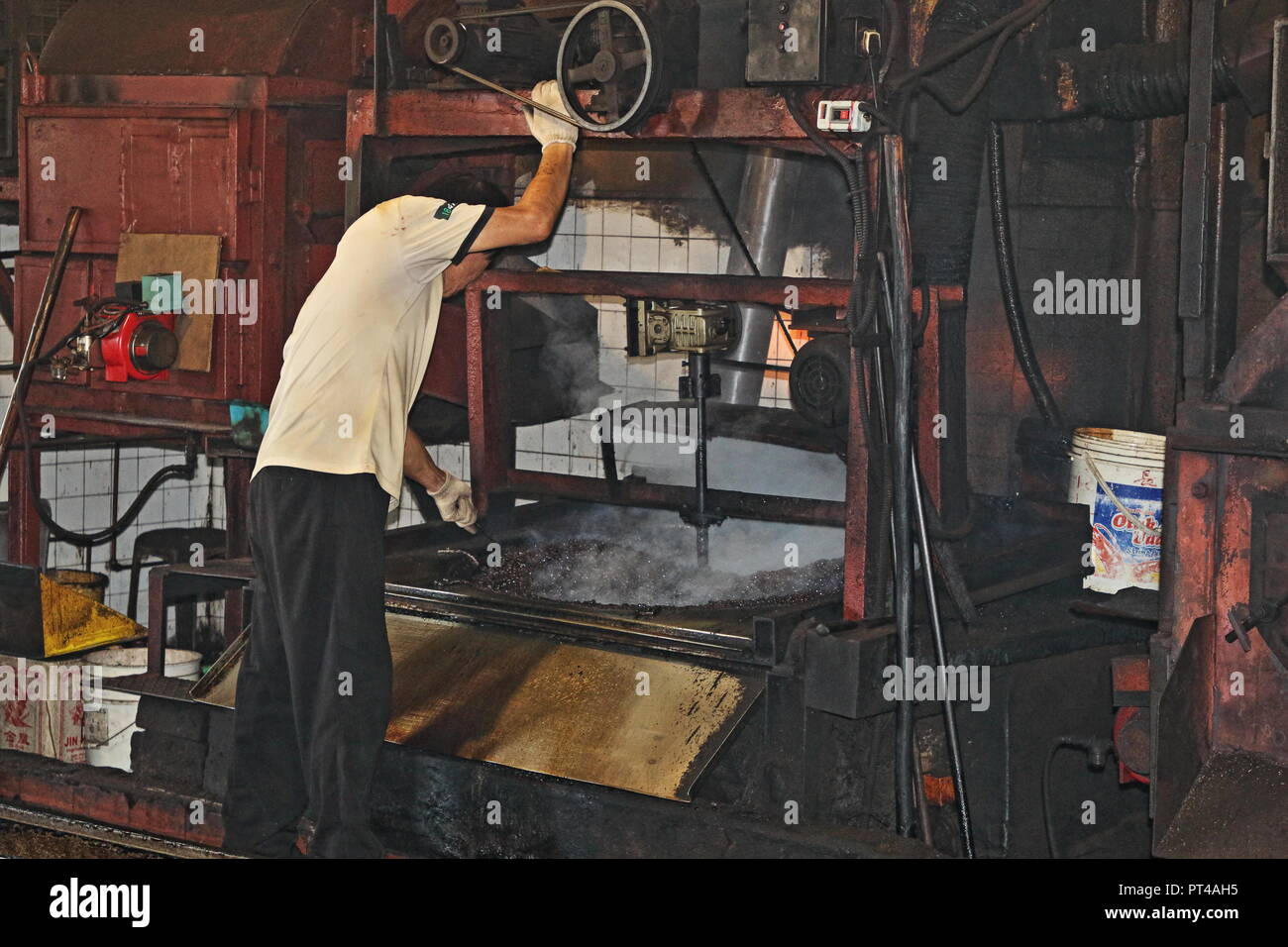 Old Fashioned Traditional Coffee Roasting Stock Photo - Alamy