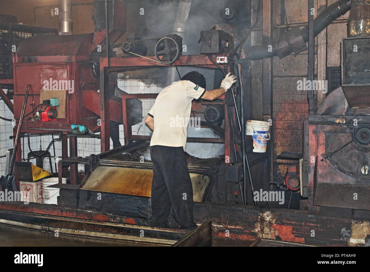 Worker coffee processing factory hi-res stock photography and images ...