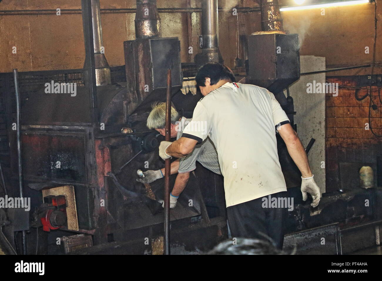 Old Fashioned Traditional Coffee Roasting Stock Photo - Alamy