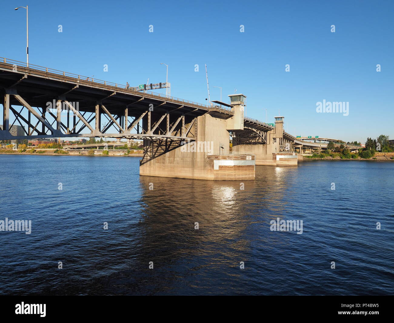 Portland, Oregon's Morrison Bridge over the Willamette River on a clear ...