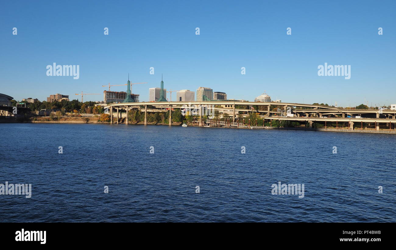 Portland oregons willamette river hi-res stock photography and images ...