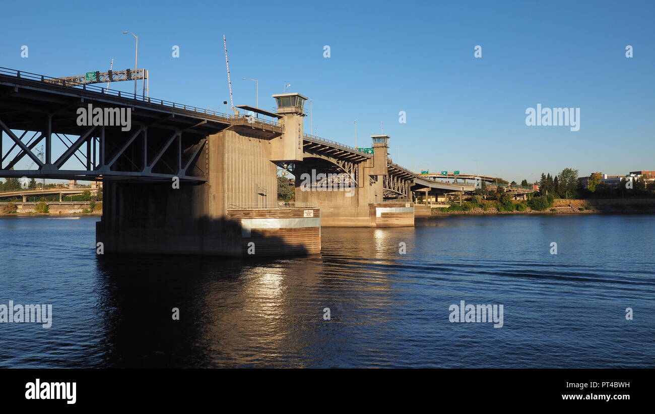 Portland, Oregon's Morrison Bridge over the Willamette River on a clear ...