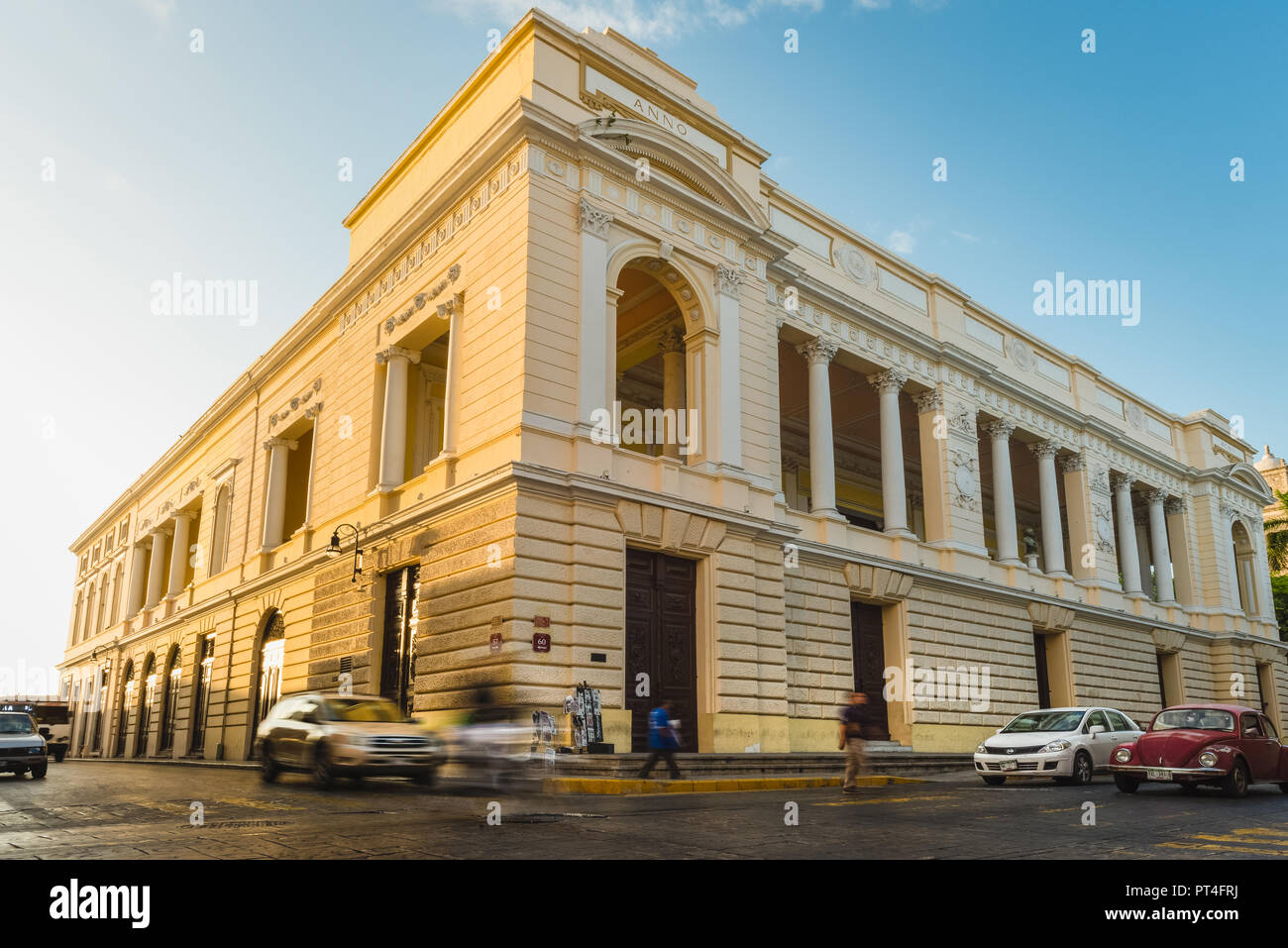 Traffic at an intersection in Merida, Mexico Stock Photo - Alamy
