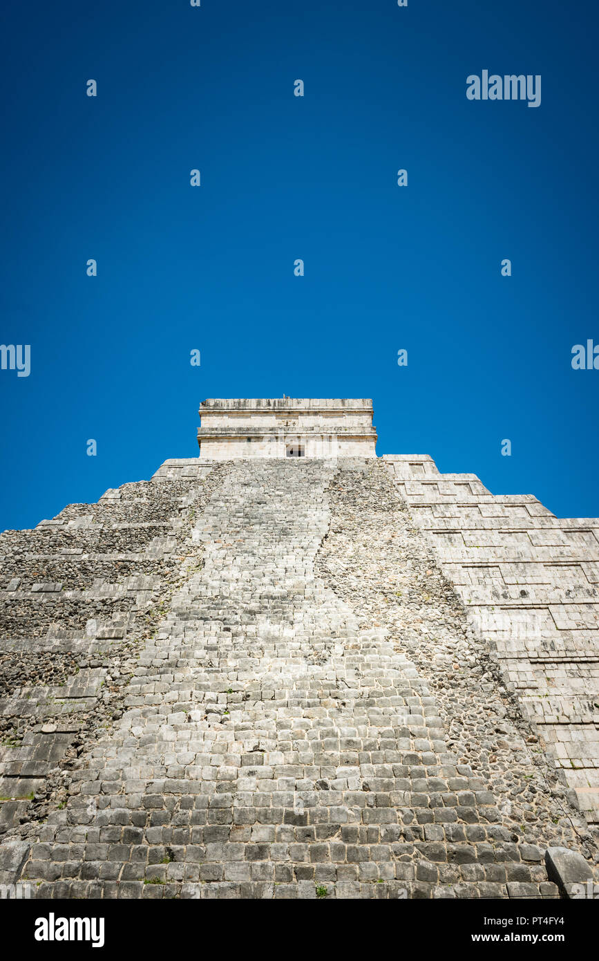 Pyramid at Chichen Itza archeological site, Mexico Stock Photo - Alamy