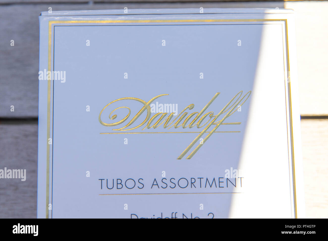 Davidoff store hi-res stock photography and images - Alamy