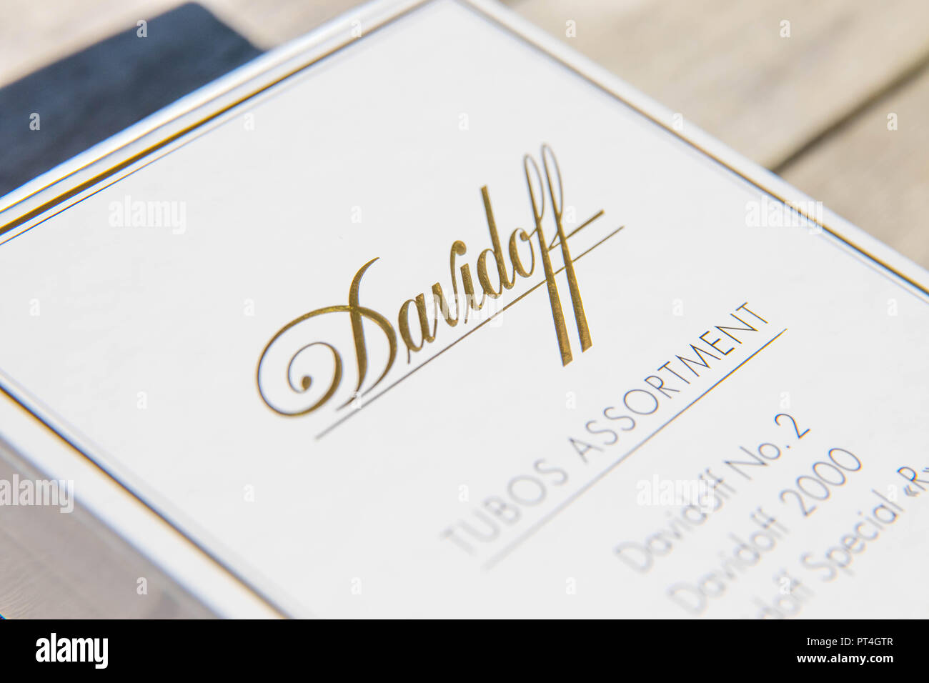 Davidoff store hi-res stock photography and images - Alamy