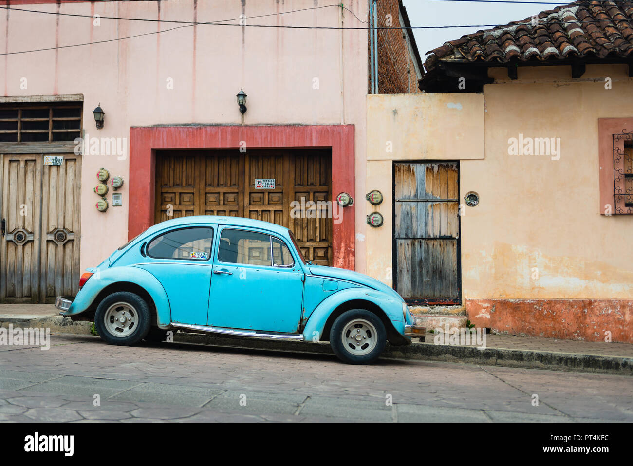 Old car in front of Spanish colonial building in San Christobal, Mexico ...