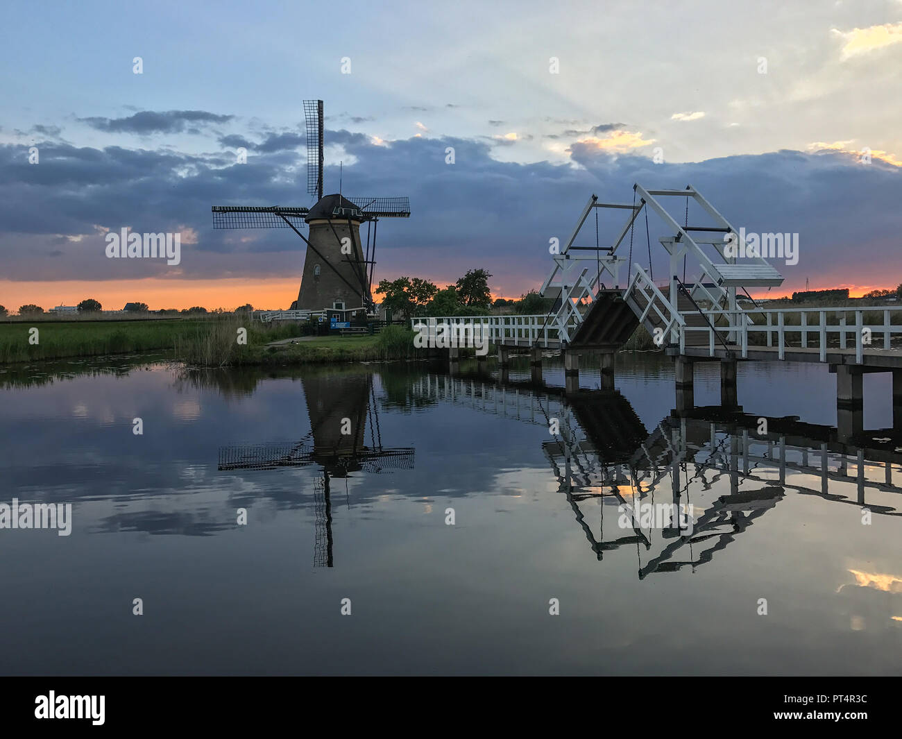Beautiful dutch windmill landscape at the famous Kinderdijk canals ...