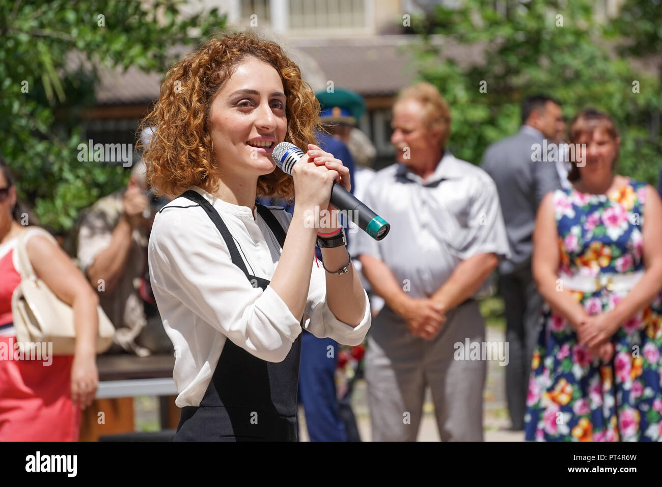 Female singer with red hair hi-res stock photography and images - Alamy