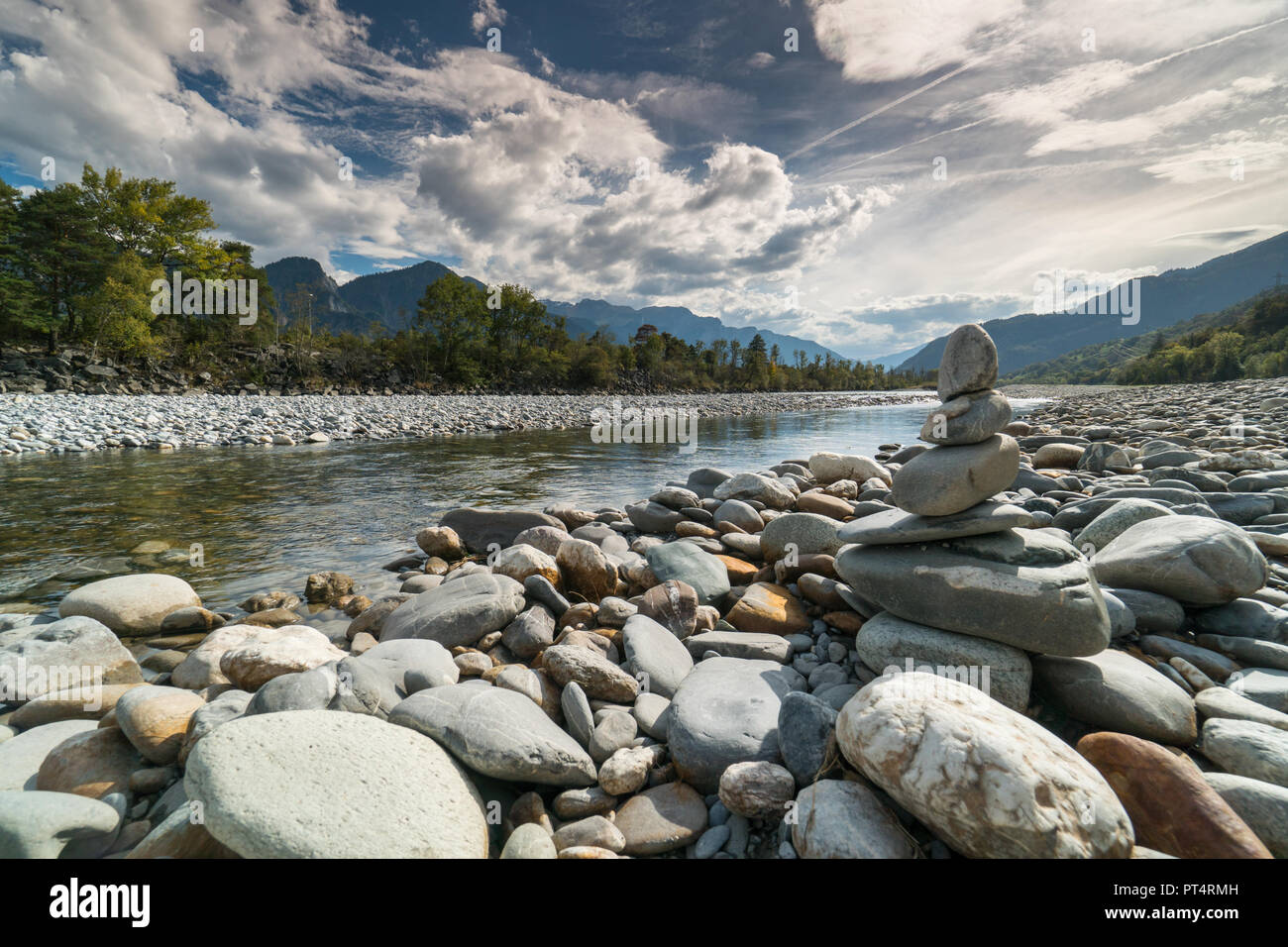 Rocky river bank hi-res stock photography and images - Alamy
