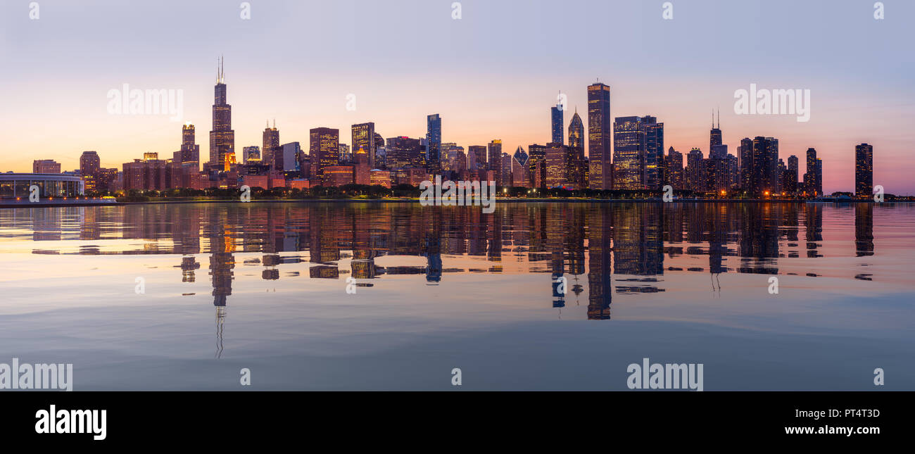 Sunset over city skyline Chicago from Observatory Stock Photo - Alamy