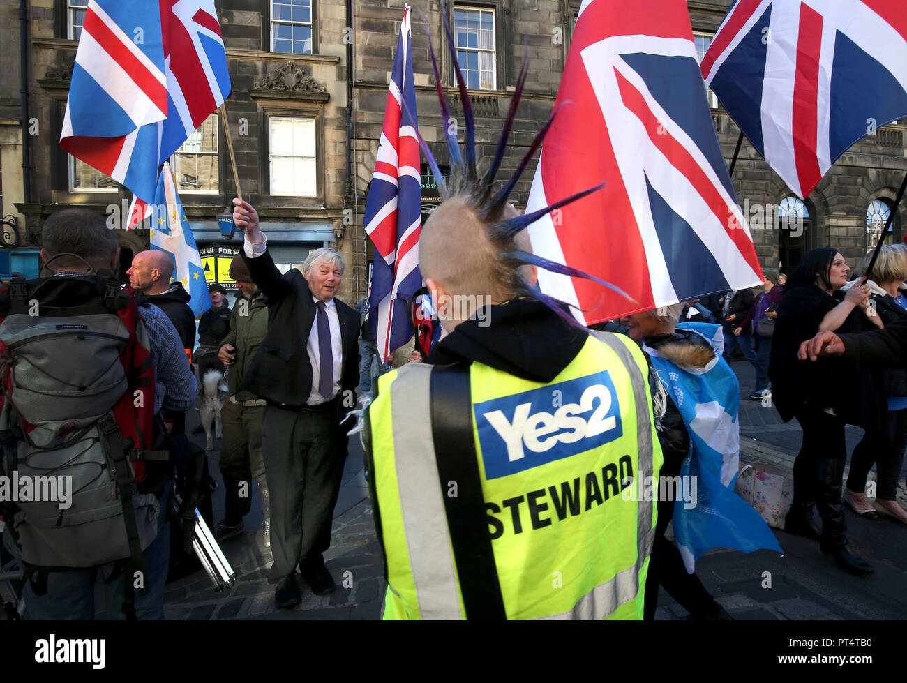 Unionist demonstrators hold a counter-protest as pro-independence ...