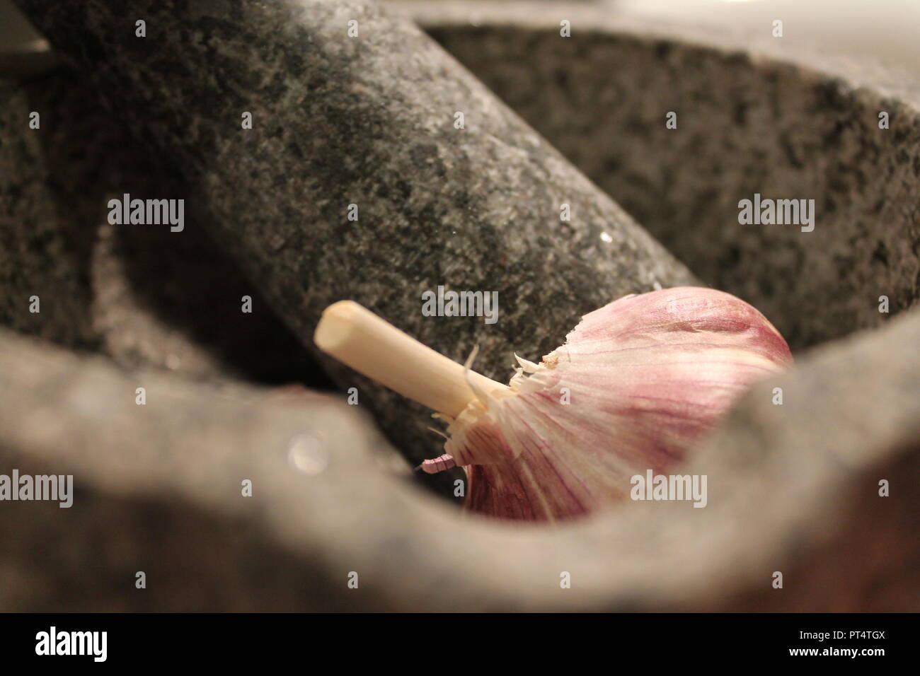 Garlic in pestle and mortar Stock Photo - Alamy