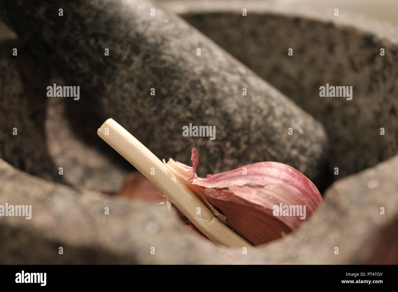 Garlic in pestle and mortar Stock Photo - Alamy