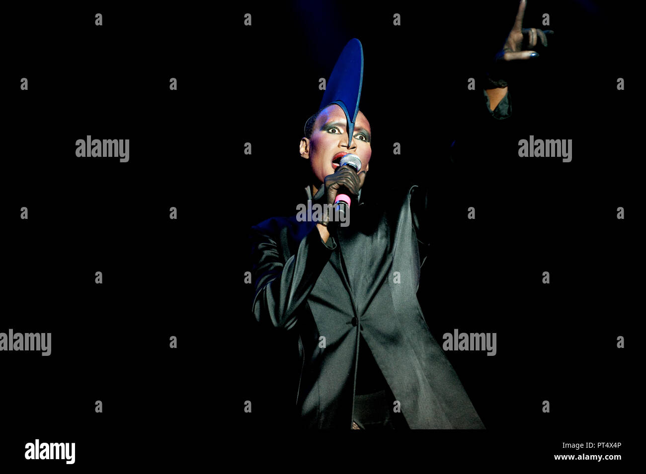 Grace jones in concert hi-res stock photography and images - Alamy