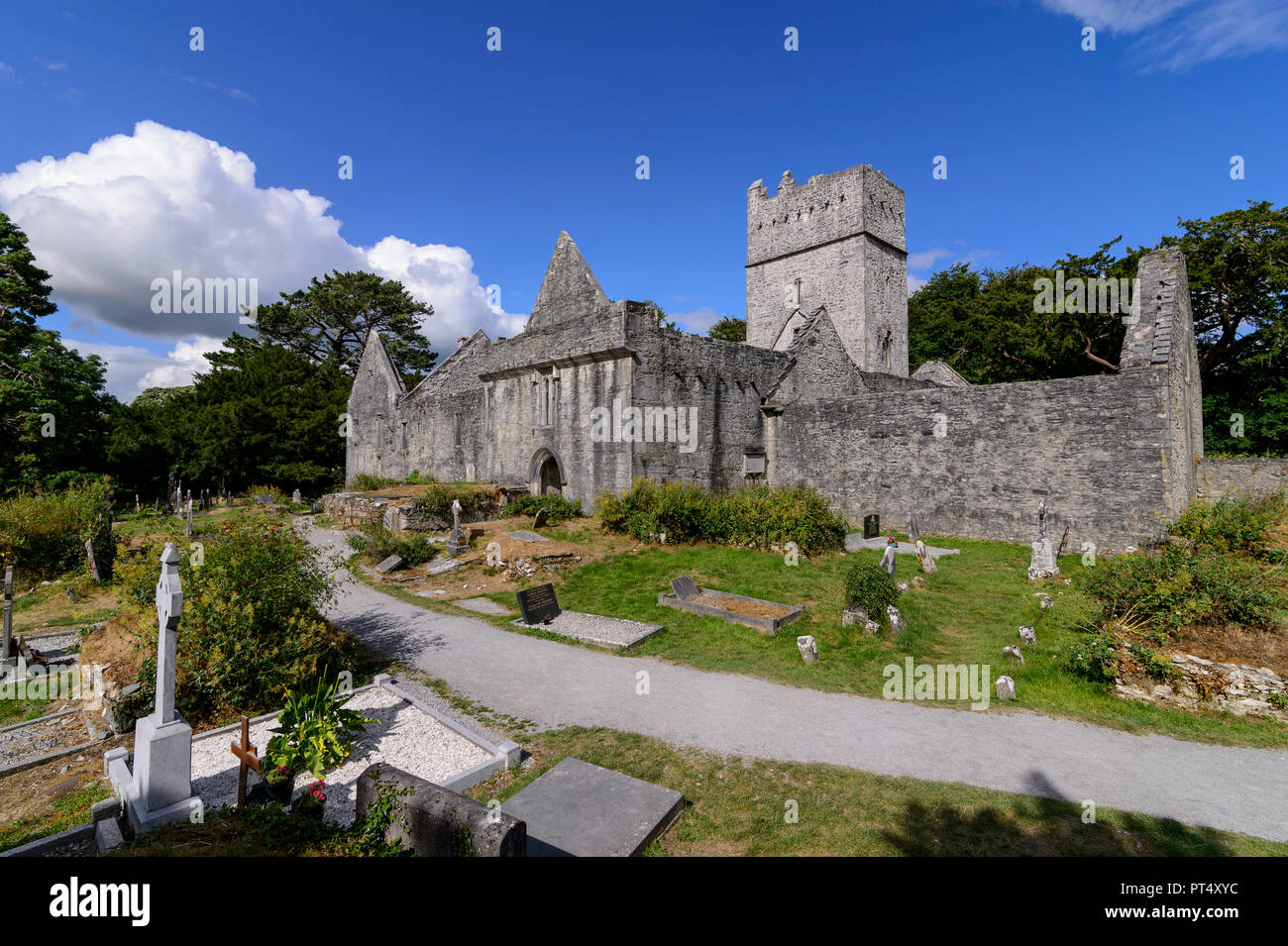 Old graveyard church ruins hi-res stock photography and images - Alamy