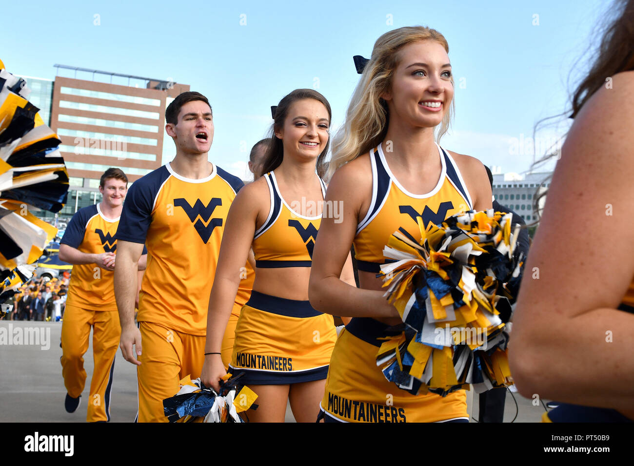 Morgantown, West Virginia, USA. 6th Oct, 2018. The WVU cheerleaders ...
