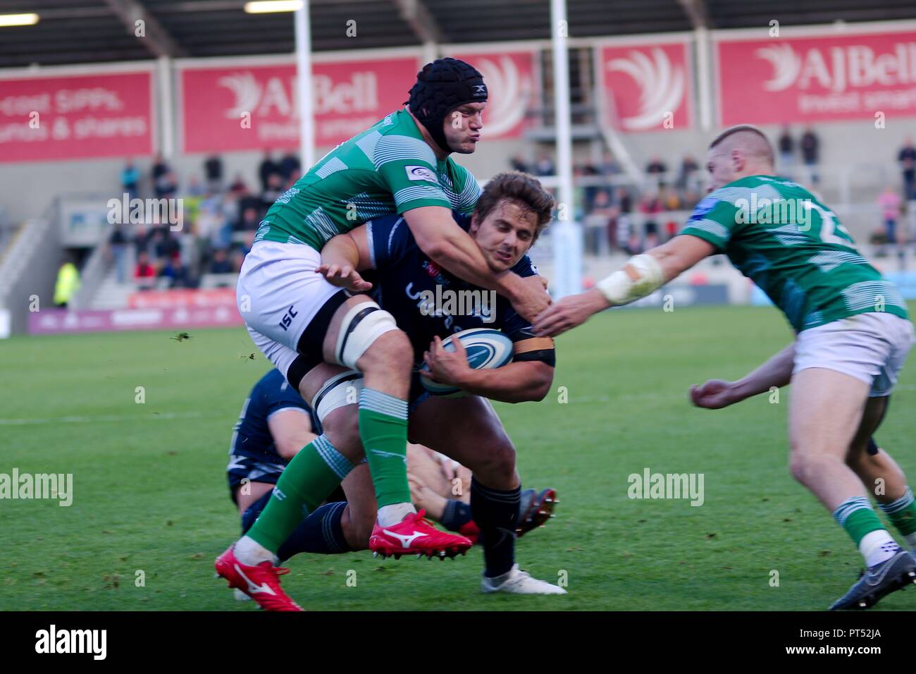 Tackling rugby player hi-res stock photography and images - Alamy