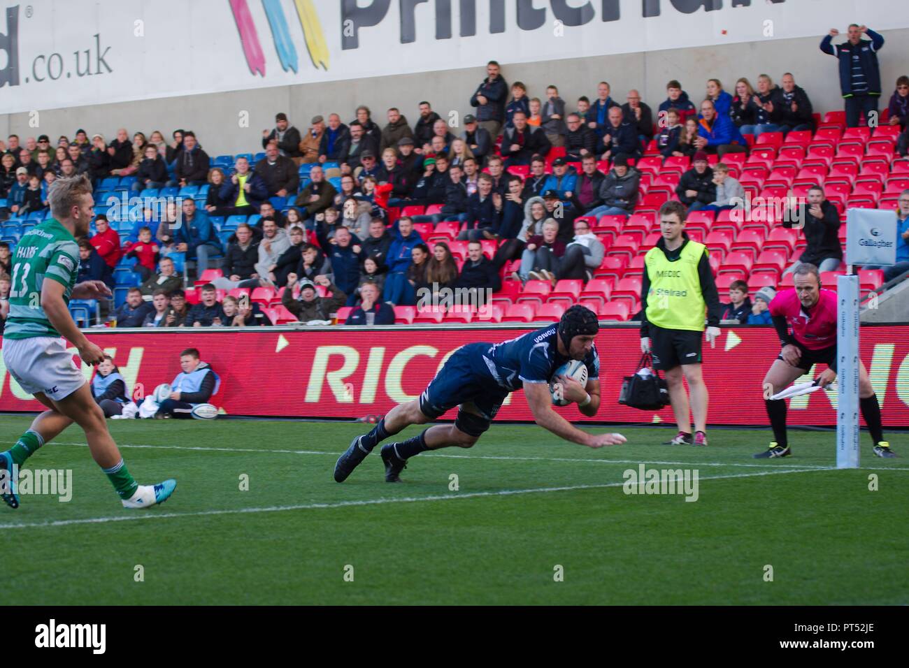 Rugby player diving to score try hi-res stock photography and images ...