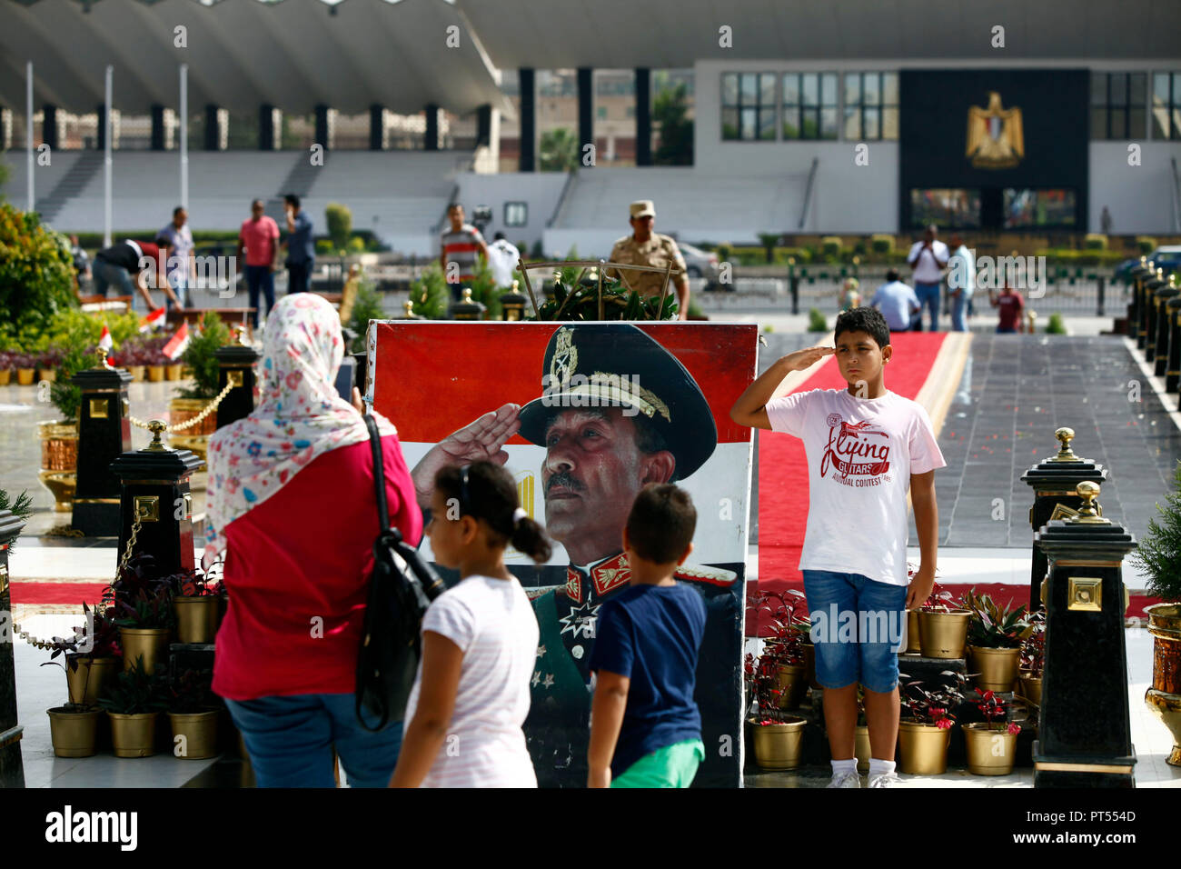 Cairo, Egypt. 6th Oct, 2018. People visit the Sadat Memorial on the ...