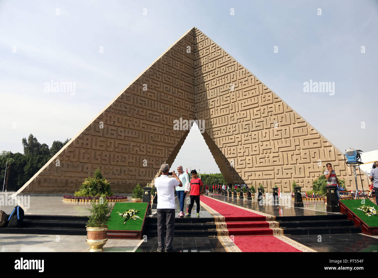 Cairo, Egypt. 6th Oct, 2018. People visit the Sadat Memorial on the ...