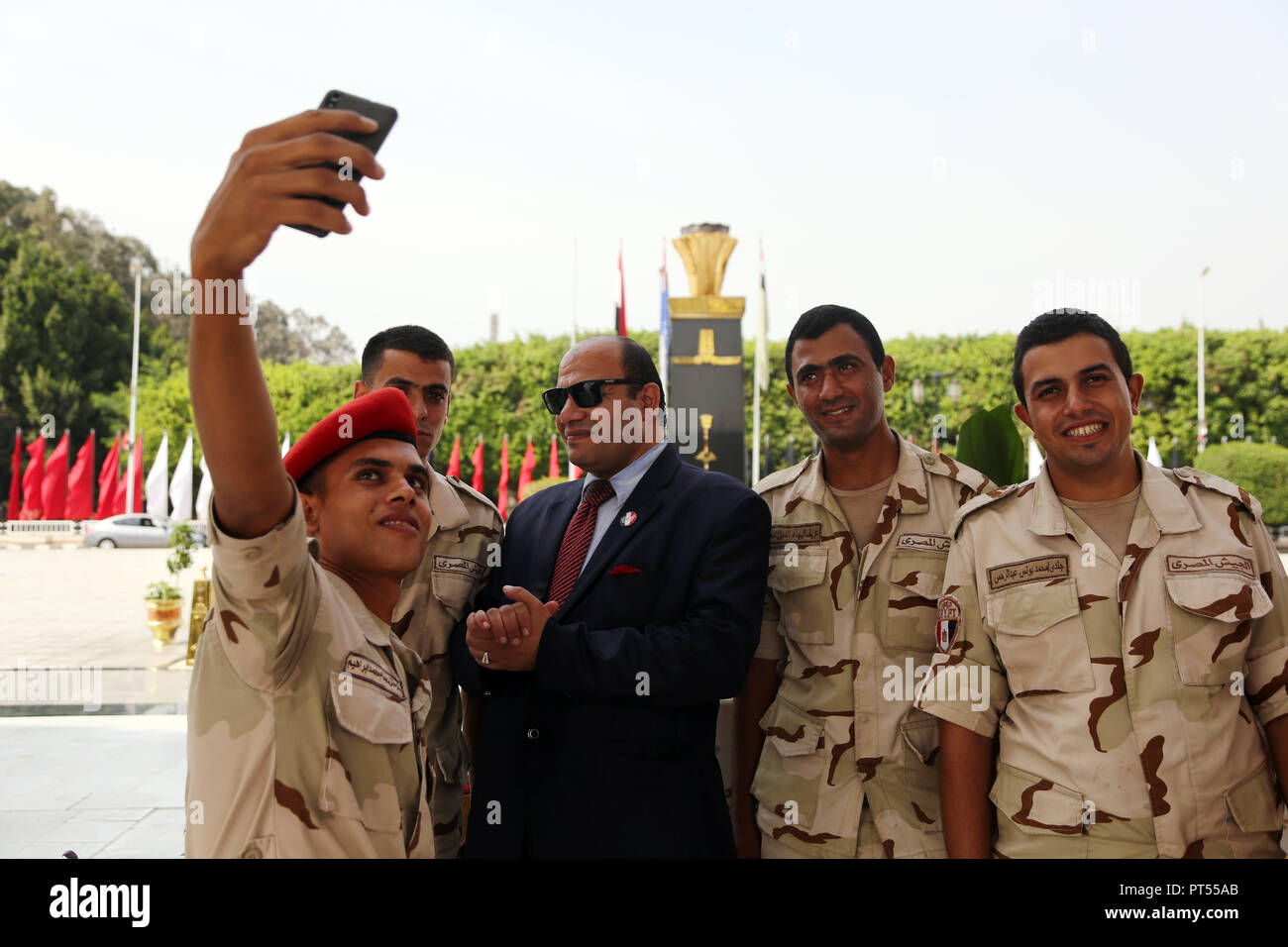 Cairo, Egypt. 6th Oct, 2018. People take selfies at the Sadat Memorial ...