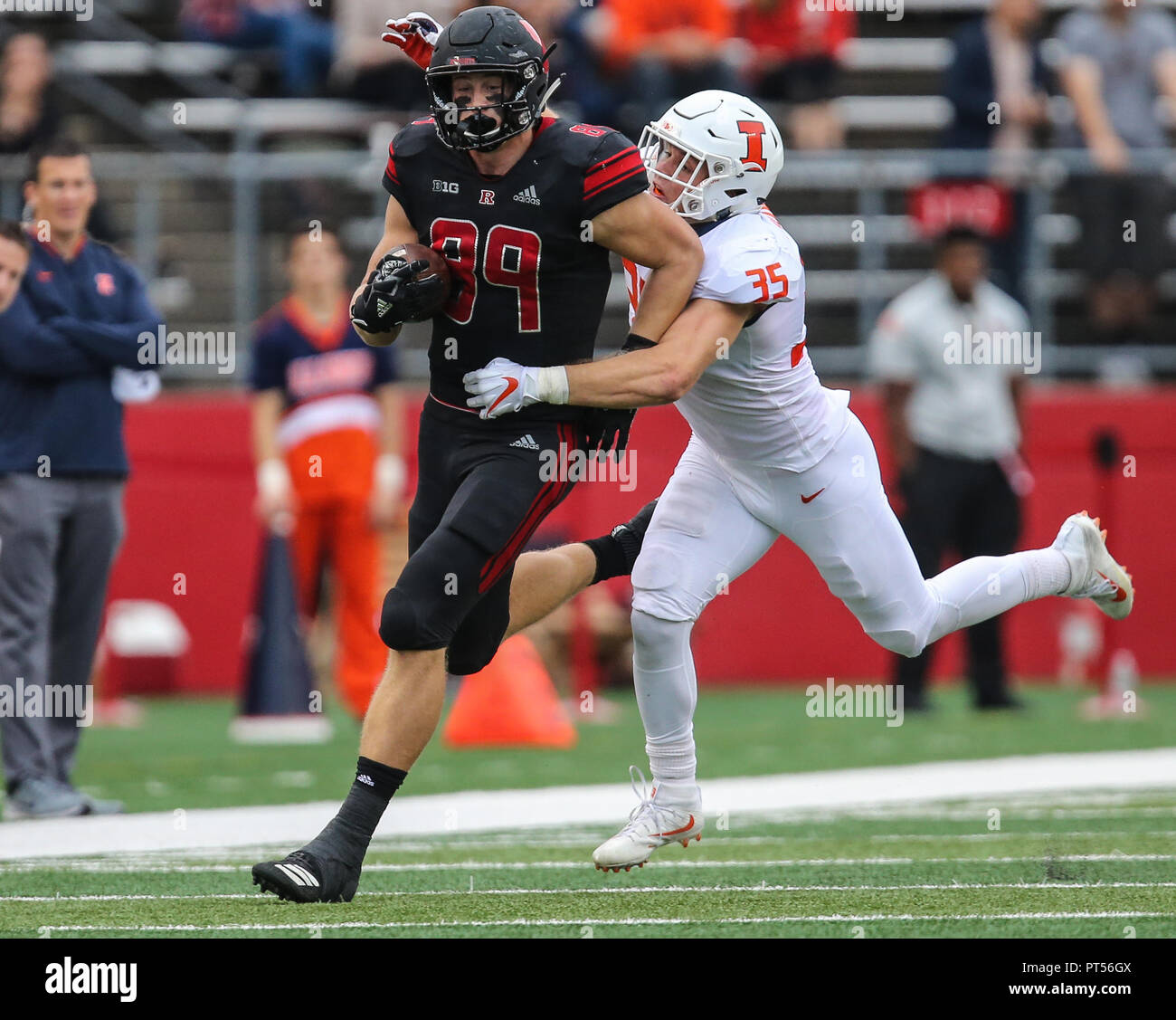 Scarlet wrap hi-res stock photography and images - Alamy