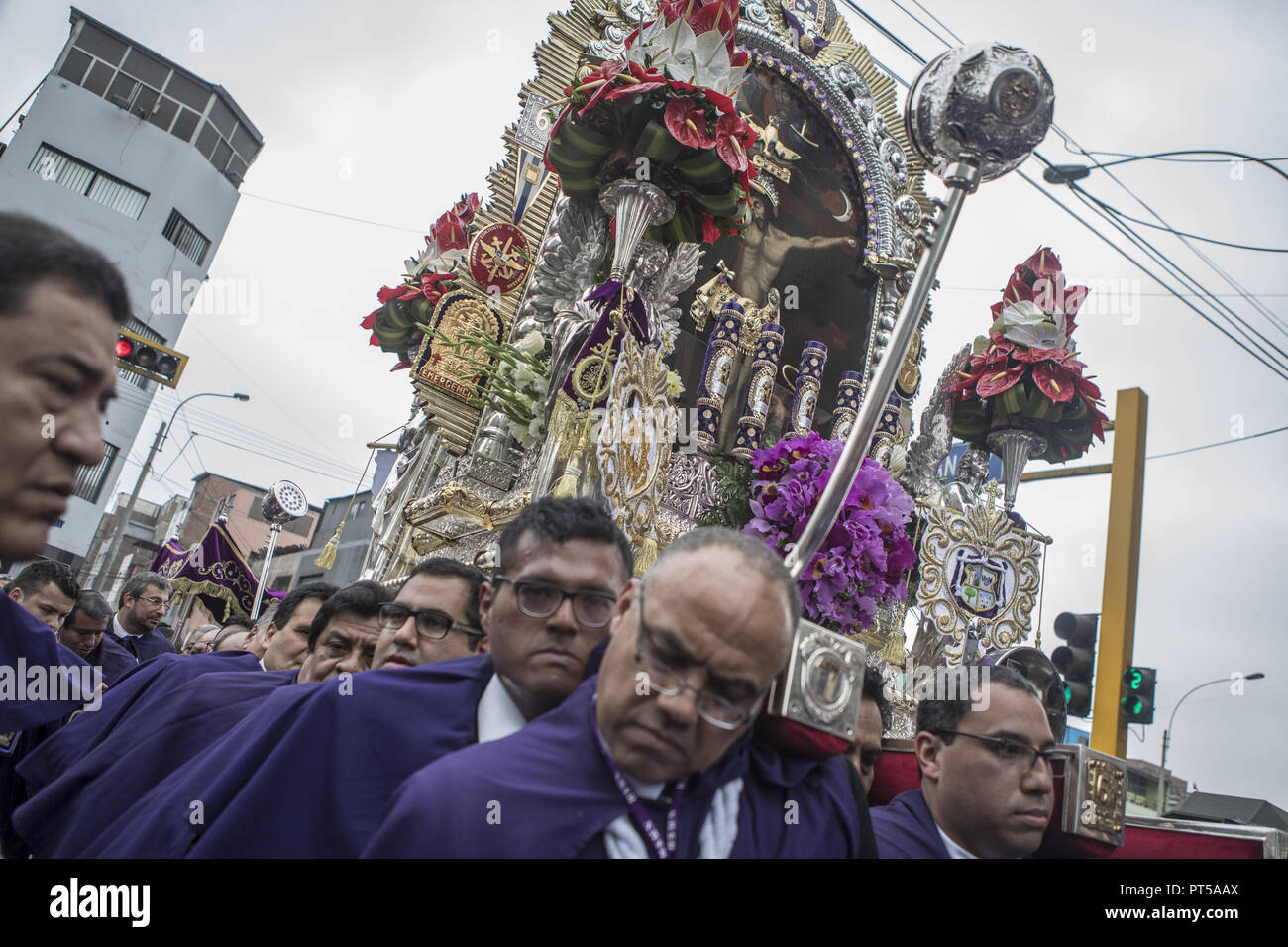 Lima, Peru. 6th Oct, 2018. Peruvian men, known as 'Cargadores', carry ...