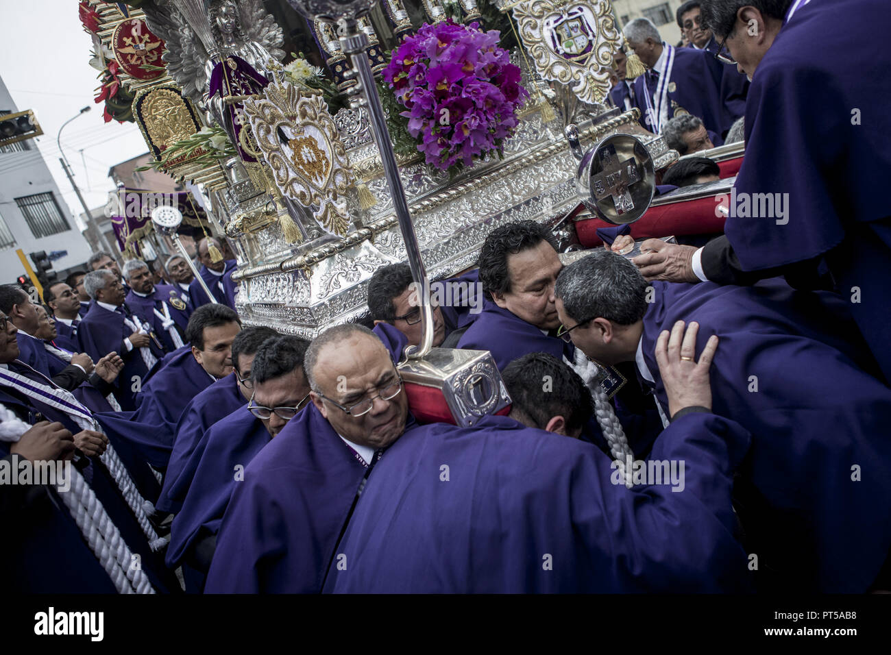 Lima, Peru. 6th Oct, 2018. Peruvian men, known as 'Cargadores', carry ...