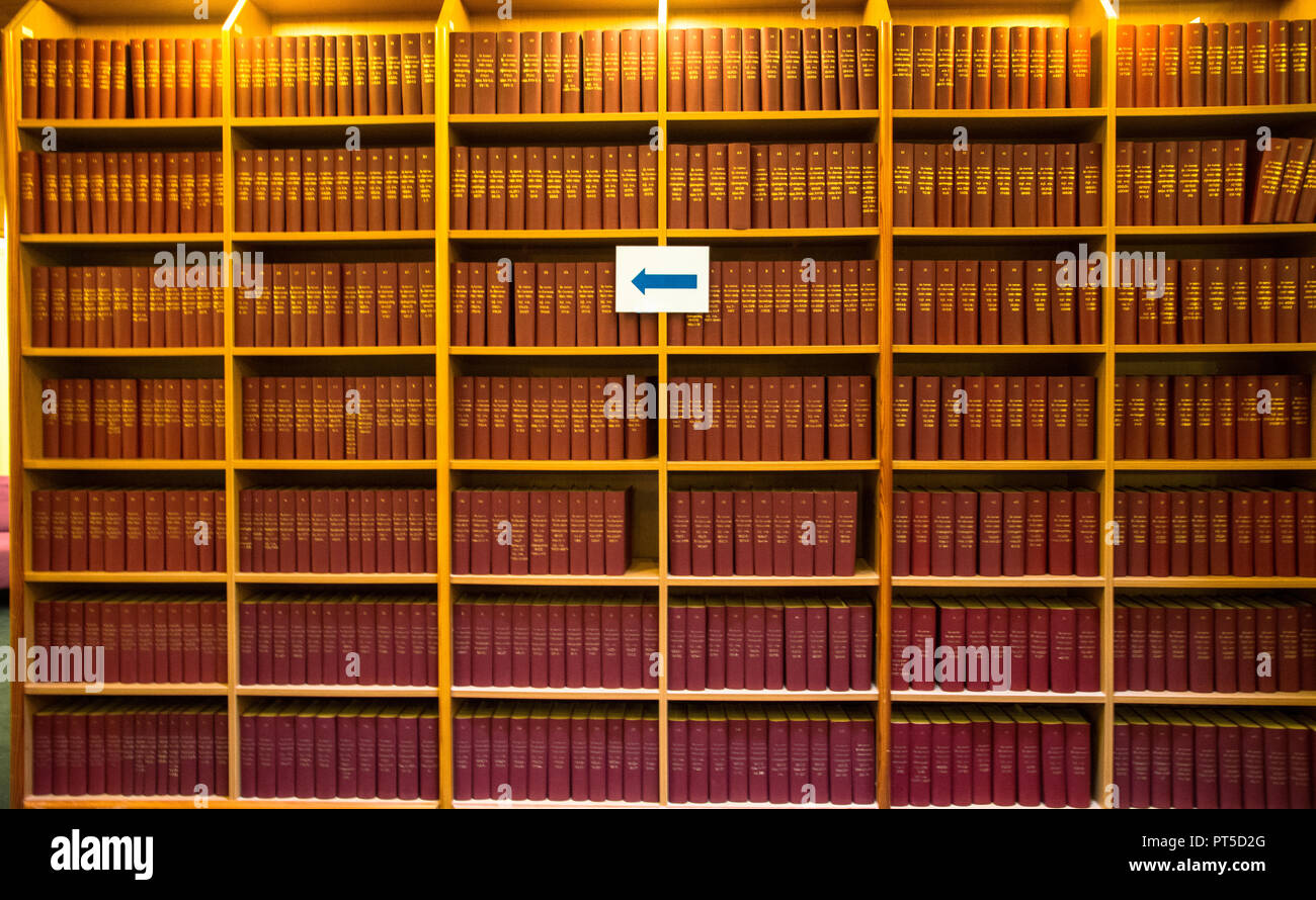 Bookshelves old books background hi-res stock photography and images ...