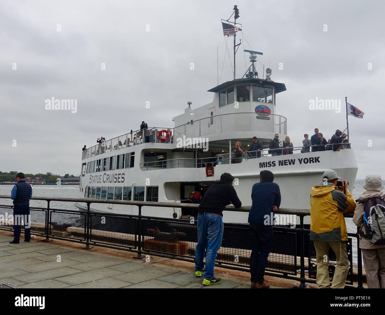 Tourists and crew on the Miss New York boat come into port on Statue ...