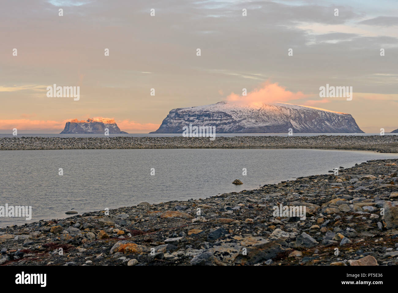 Arctic bay nunavut hi-res stock photography and images - Alamy