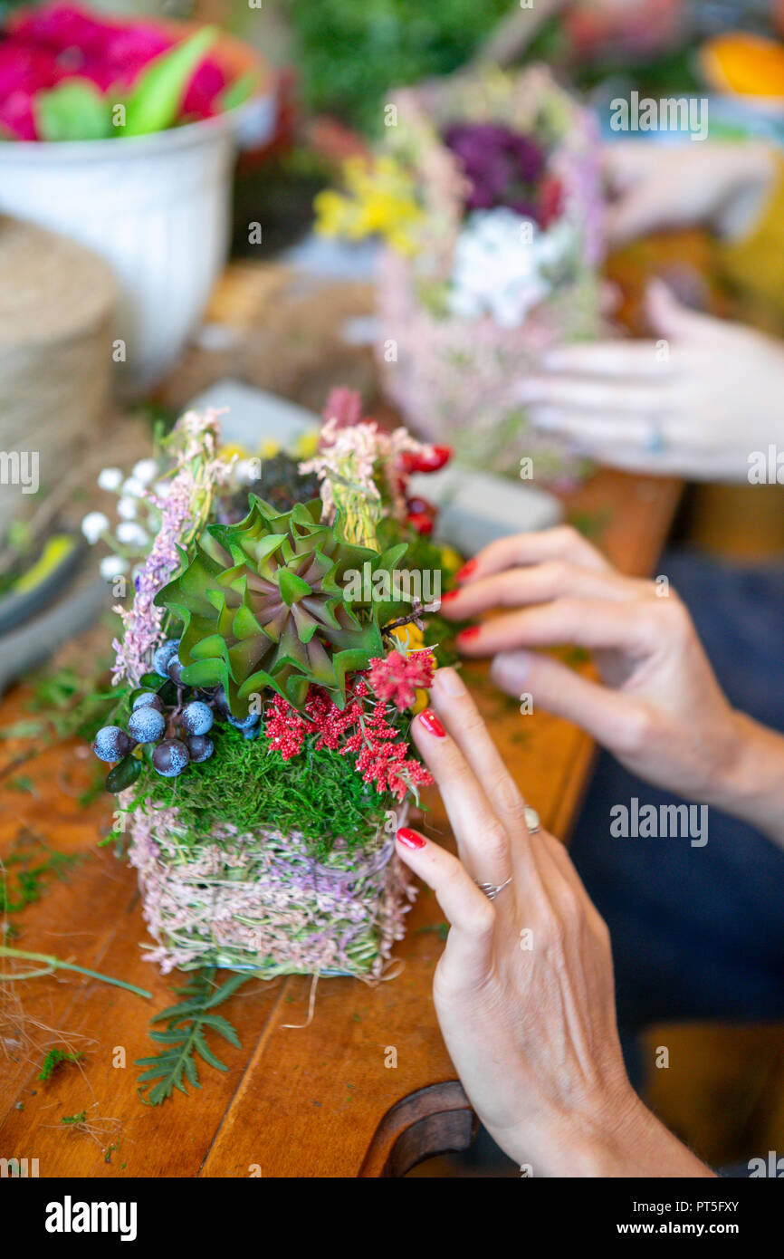 Pink roses table bouquet hi-res stock photography and images - Alamy