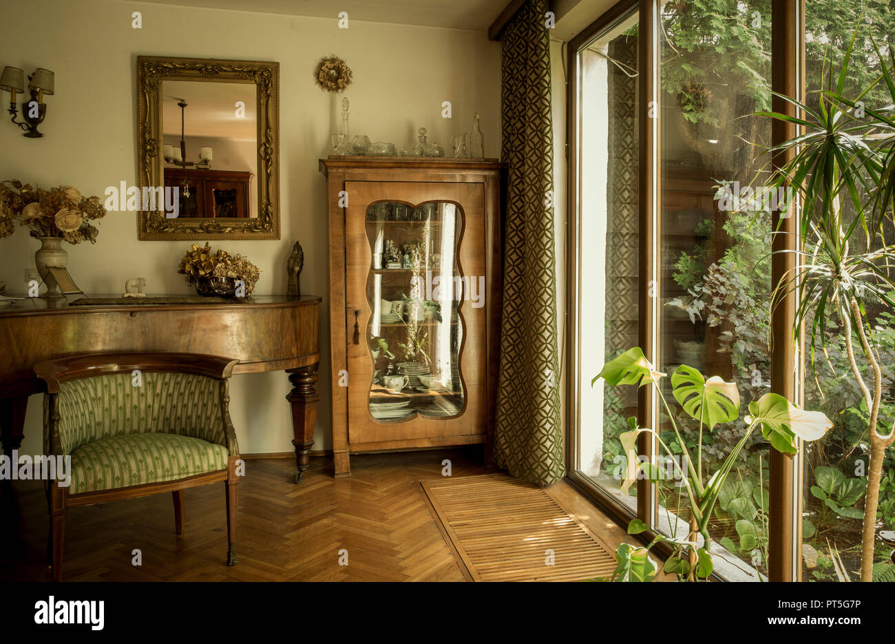 Antique interior design room hi-res stock photography and images - Alamy