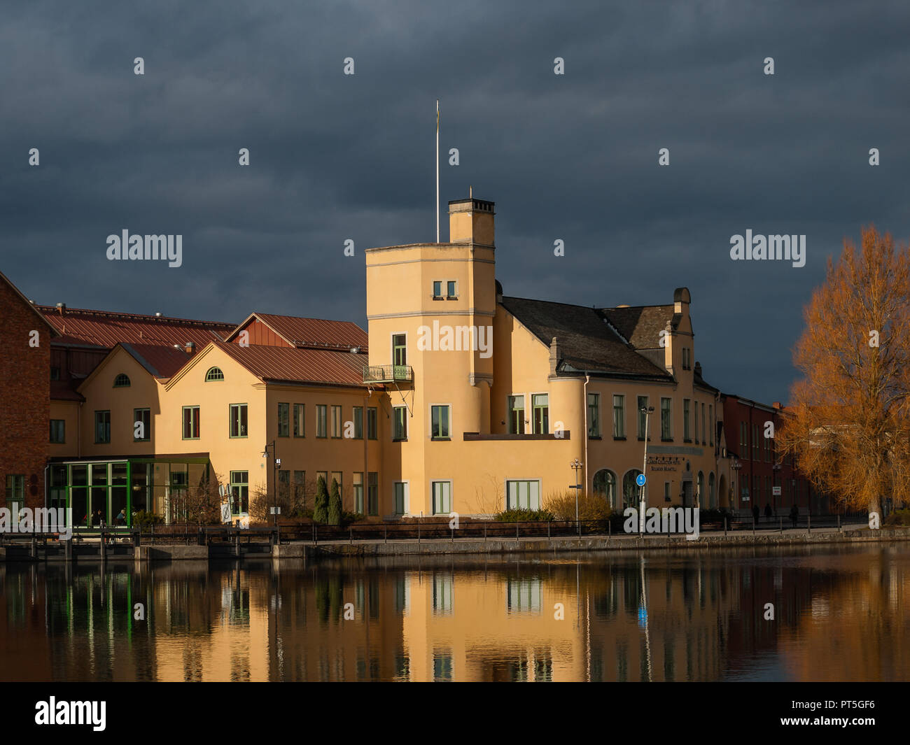 A house in the sunset Stock Photo - Alamy