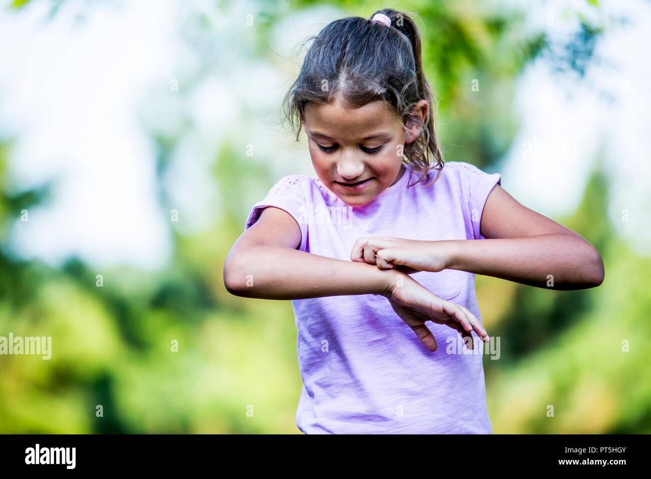 Girl scratching hi-res stock photography and images - Alamy