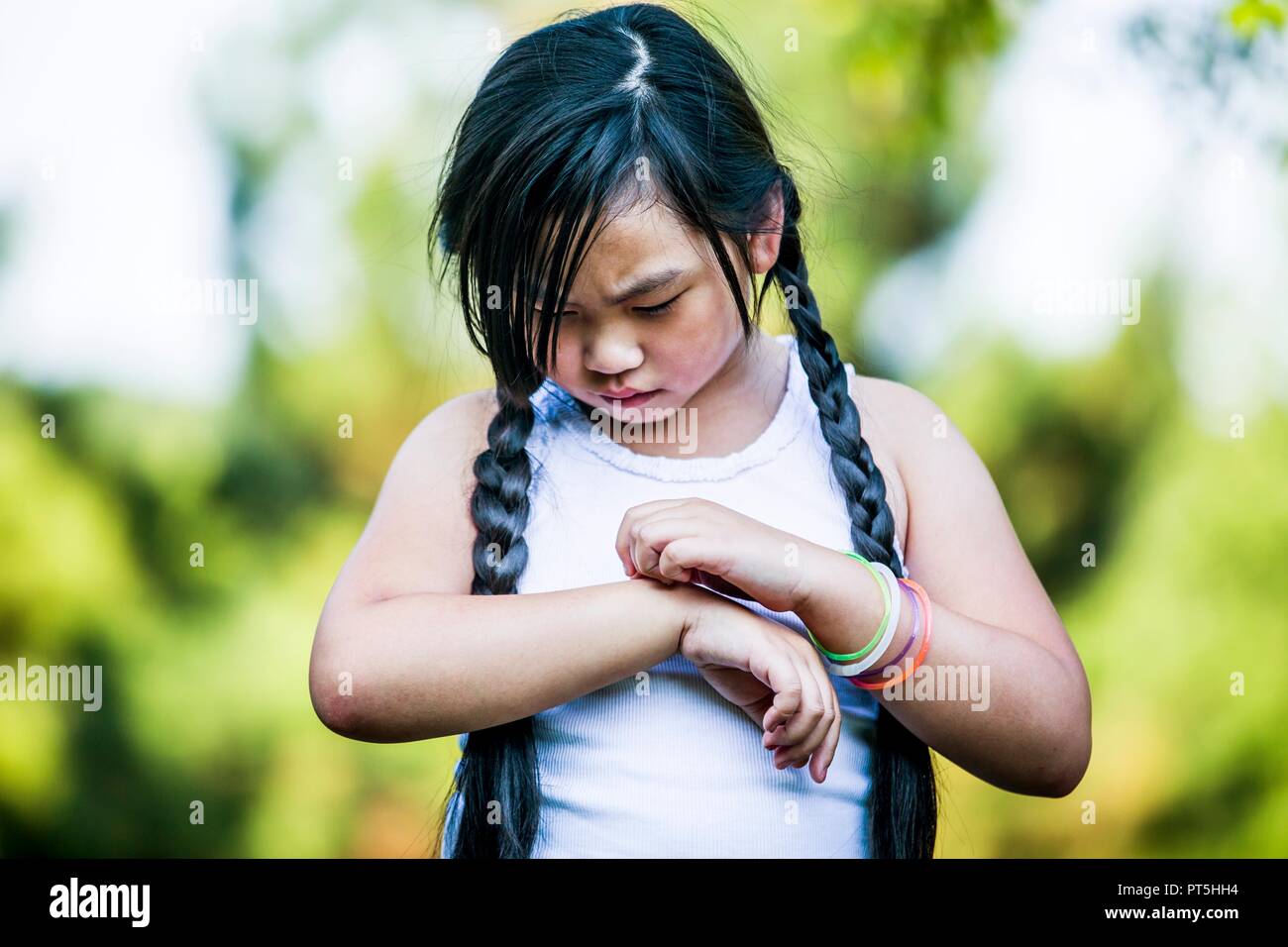 Girl scratching hi-res stock photography and images - Alamy