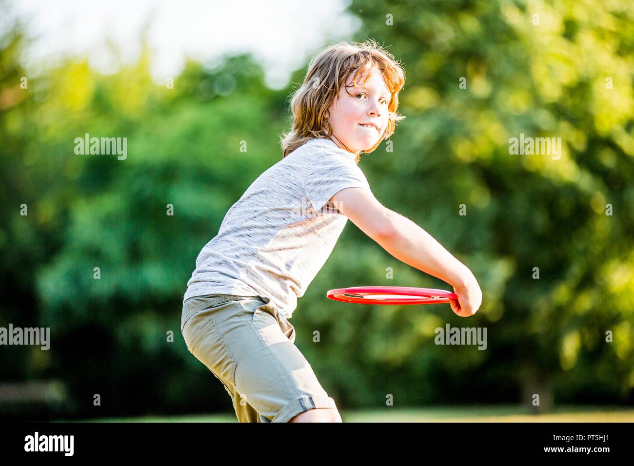 Person throwing frisbee hi-res stock photography and images - Alamy