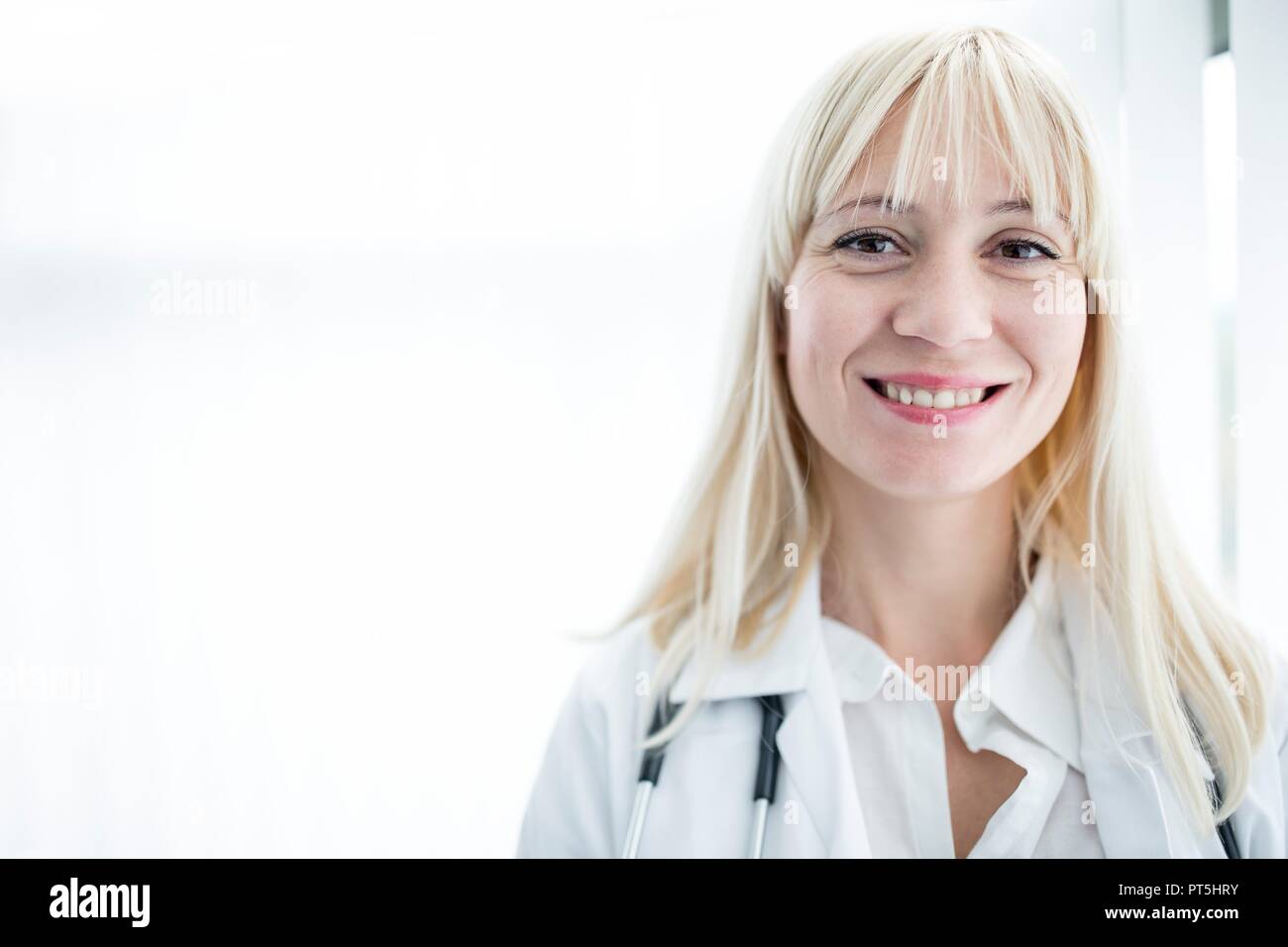 Portrait of female doctor smiling towards camera Stock Photo - Alamy