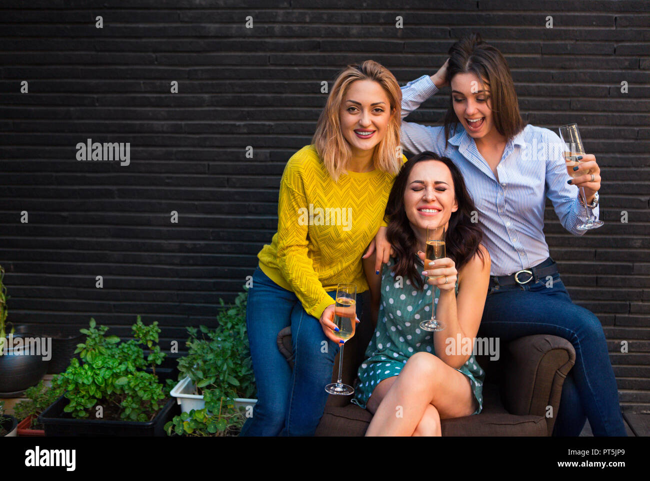 Partying girls hi-res stock photography and images - Alamy