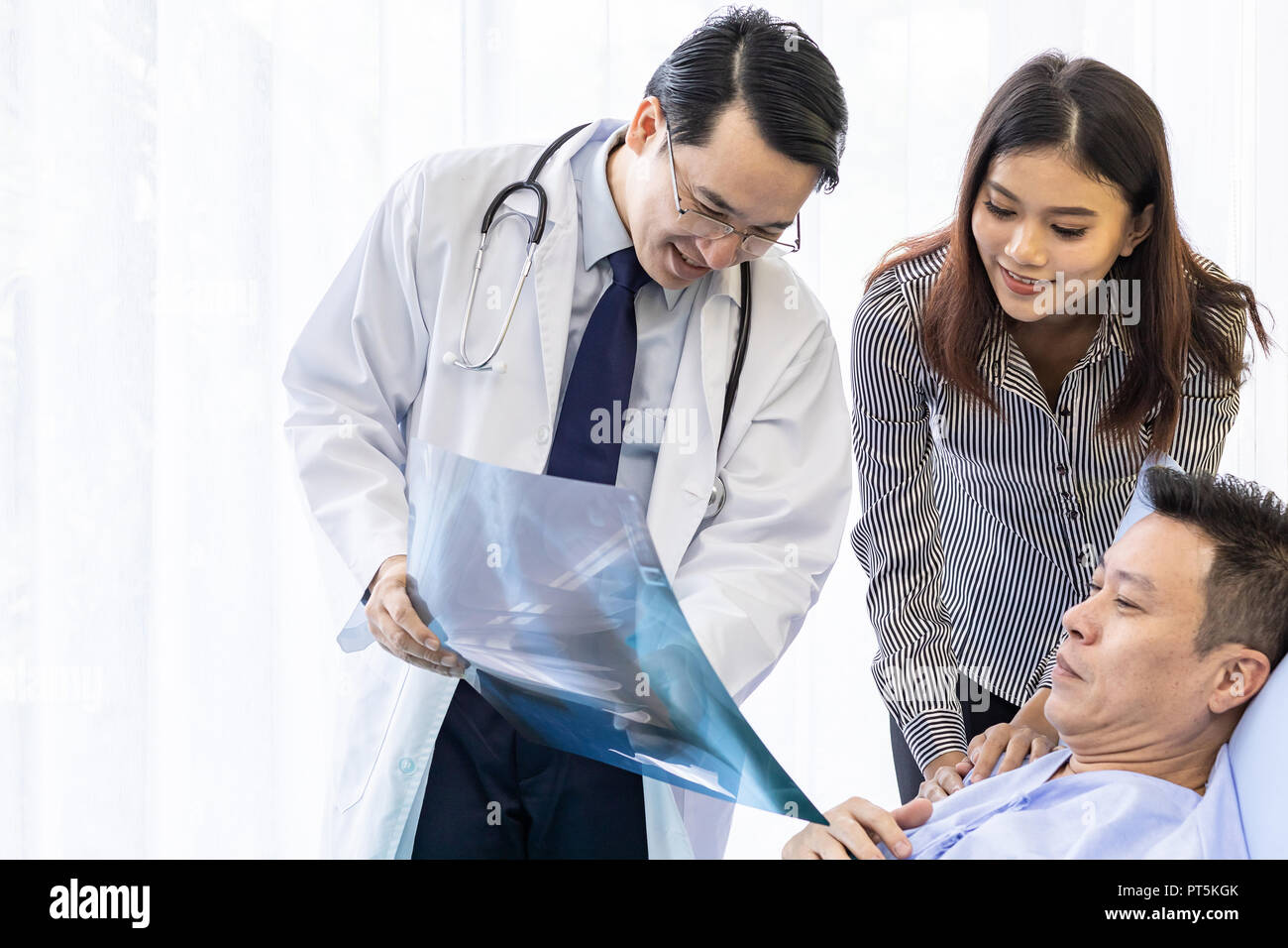 Doctor explaining x ray results hi-res stock photography and images - Alamy