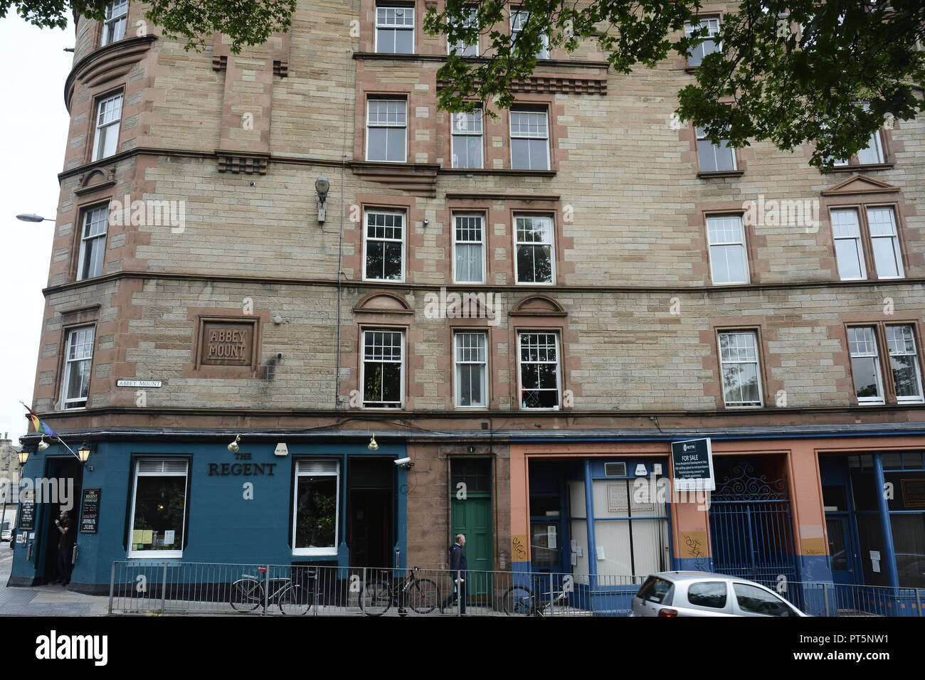 Edinburgh City life Stock Photo - Alamy