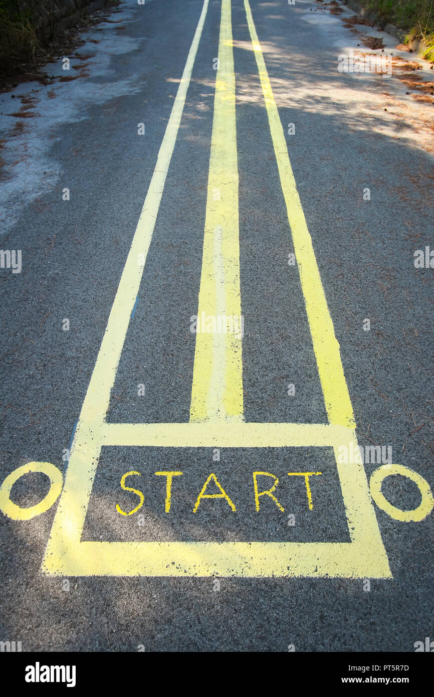 Yellow lines on street mark hi-res stock photography and images - Alamy