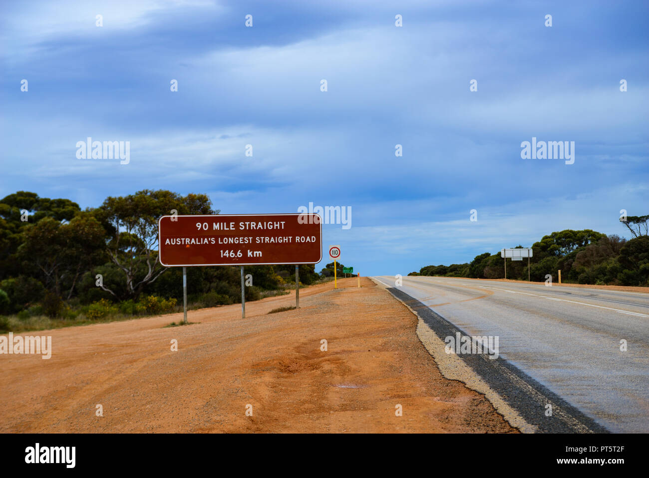 Australias longest straight road hi-res stock photography and images ...